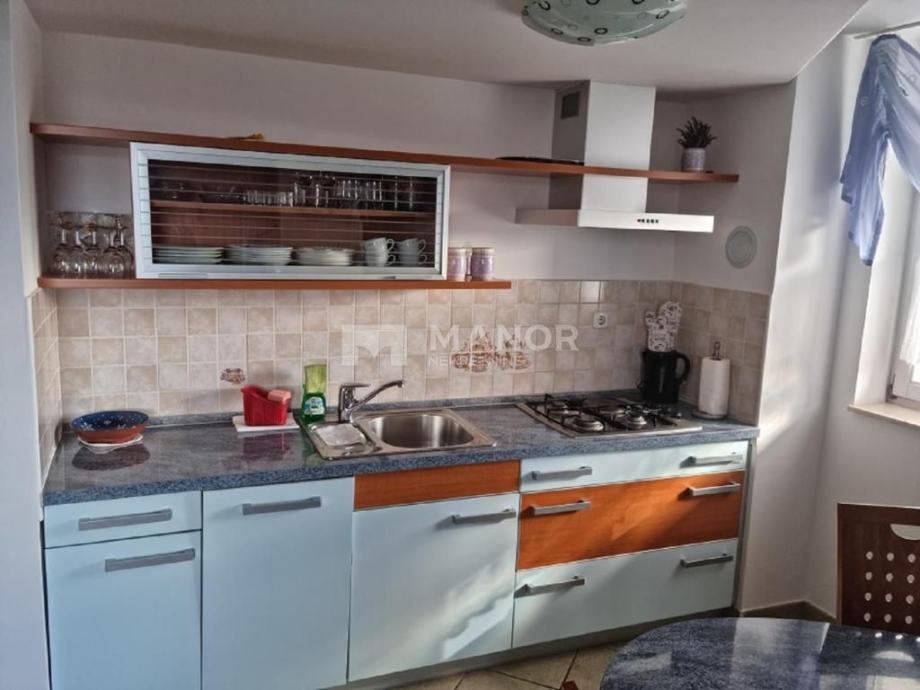 OTOK KRK, MALINSKA - Apartman s galerijom i pogledom na more (prodaja)