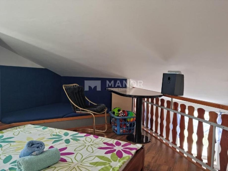 OTOK KRK, MALINSKA - Apartman s galerijom i pogledom na more (prodaja)