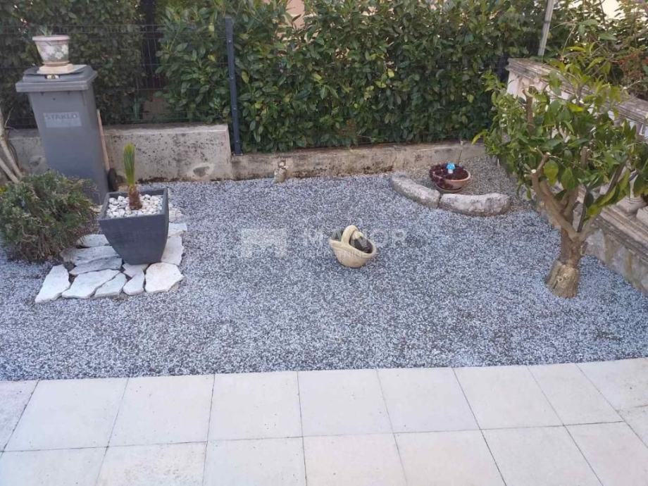 OTOK KRK, MALINSKA - Apartman s galerijom i pogledom na more (prodaja)