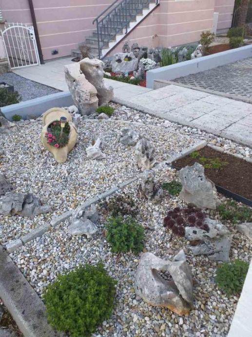 OTOK KRK, MALINSKA - Apartman s galerijom i pogledom na more (prodaja)