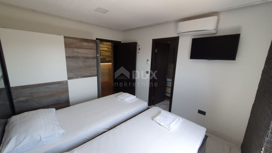 OTOK PAG, NOVALJA - luksuzna duplex kuća s bazenom (prodaja)