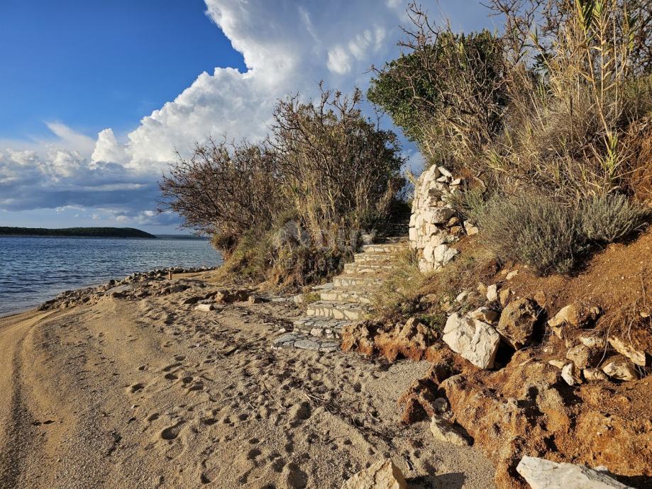OTOK RAB, BARBAT - Kuća na osami 20m do mora (prodaja)