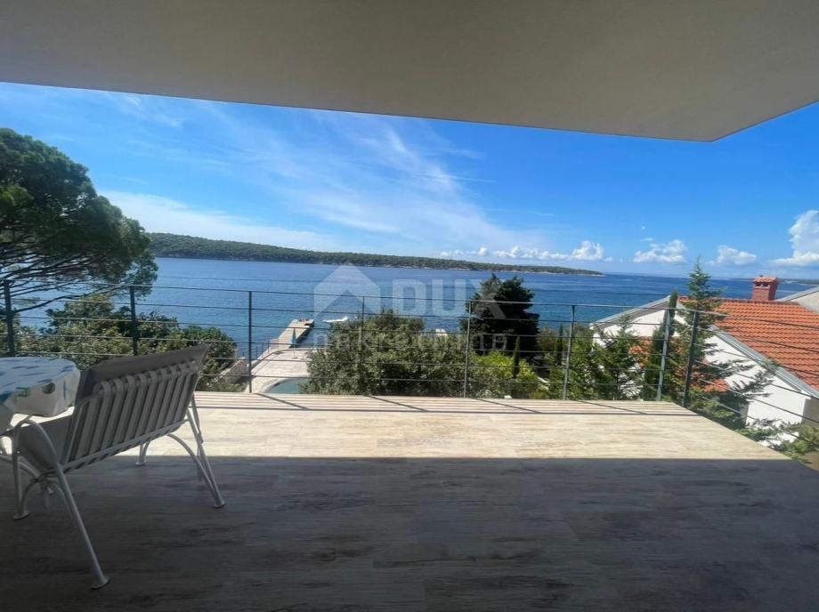 OTOK RAB, BARBAT odlična kuća s bazenom PRVI RED DO MORA (prodaja)