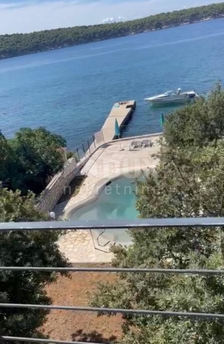 OTOK RAB, BARBAT odlična kuća s bazenom PRVI RED DO MORA (prodaja)