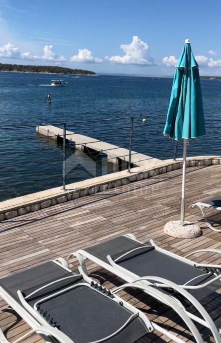 OTOK RAB, BARBAT odlična kuća s bazenom PRVI RED DO MORA (prodaja)