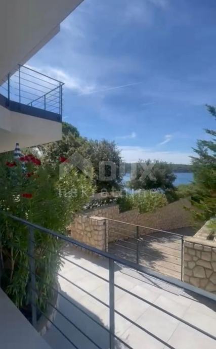 OTOK RAB, BARBAT odlična kuća s bazenom PRVI RED DO MORA (prodaja)