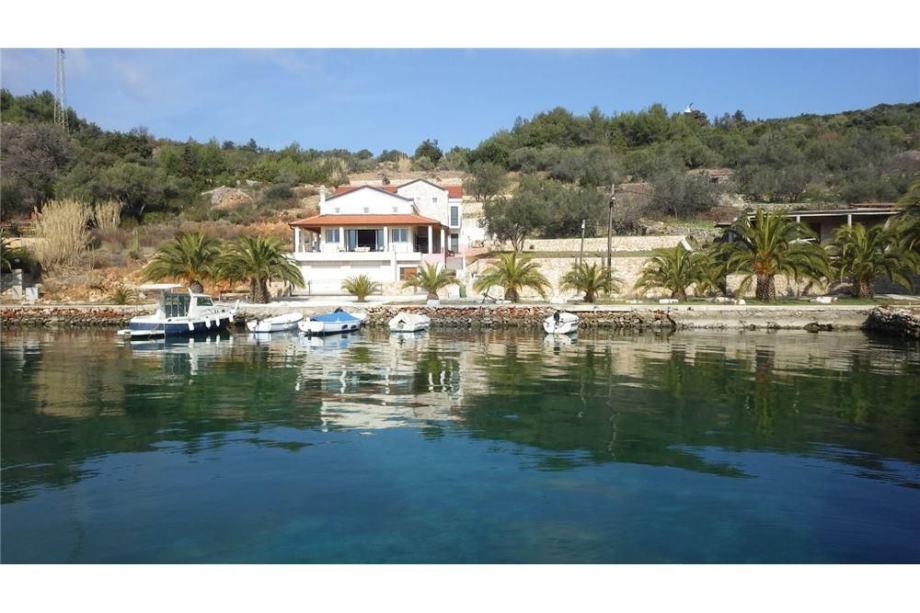 Otok Rava, kamena vila - PRVI RED DO MORA! (prodaja)