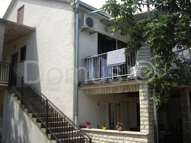 Pakoštane 1-sobni apartman sa velikom terasom 20 m2