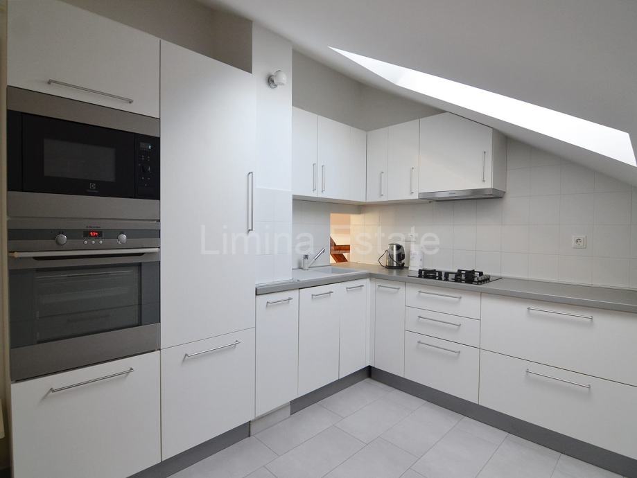 PANTOVČAK, 150 m2, SVIJETAO POTKROVNI STAN, 3 SPAVAĆE (iznajmljivanje)