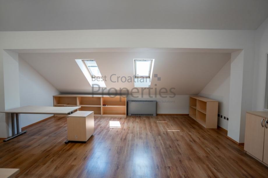 PEŠČENICA - Donje Svetice - POSLOVNA SKLADIŠNO UREDSKA ZGRADA, 942 m2 (iznajmljivanje)