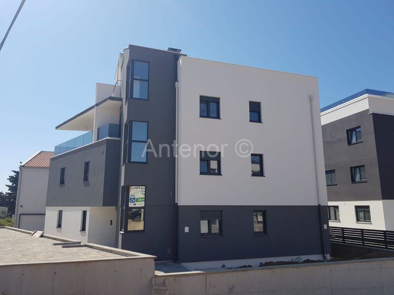 PETRIĆI - dvoetažni stan s 3 spavaće sobe (prodaja)