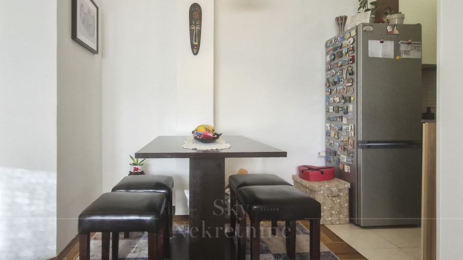 ŽITNJAK, trosoban stan, parking (prodaja)