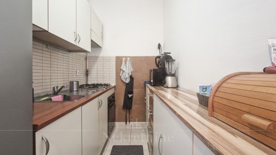 ŽITNJAK, trosoban stan, parking (prodaja)