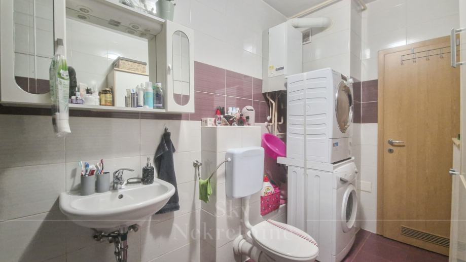 ŽITNJAK, trosoban stan, parking (prodaja)