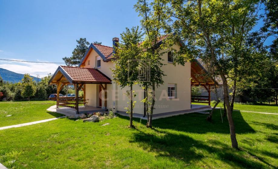Plaški, imanje sa 2 kuće za odmor i bazenom! (prodaja)