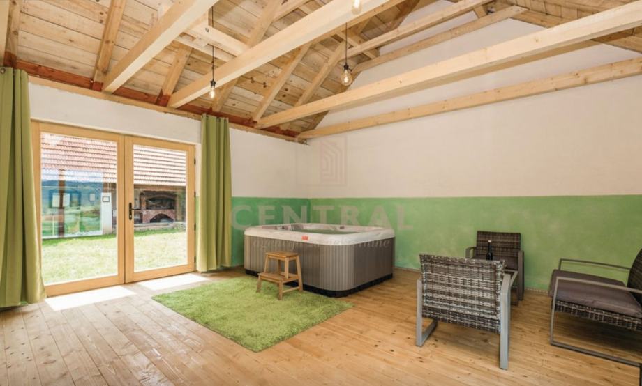Plaški, renovirana kuća za odmor, zemljište od 100.000 m2! (prodaja)
