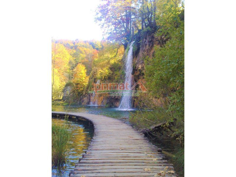 Prilika - Plitvička jezera Prijeboj 1413 m2 zemljišta s tri ucrtana ob