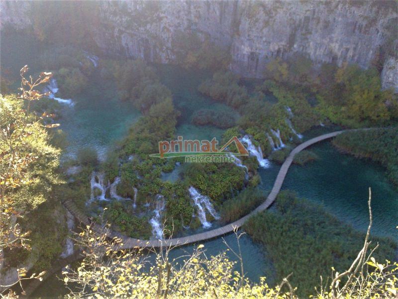 Prilika - Plitvička jezera Prijeboj 1413 m2 zemljišta s tri ucrtana ob