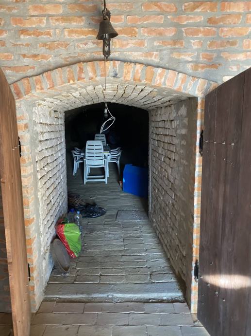 PODRUM VINSKI GATOR U BARANJI NA STAROJ CESTI U BATINI!