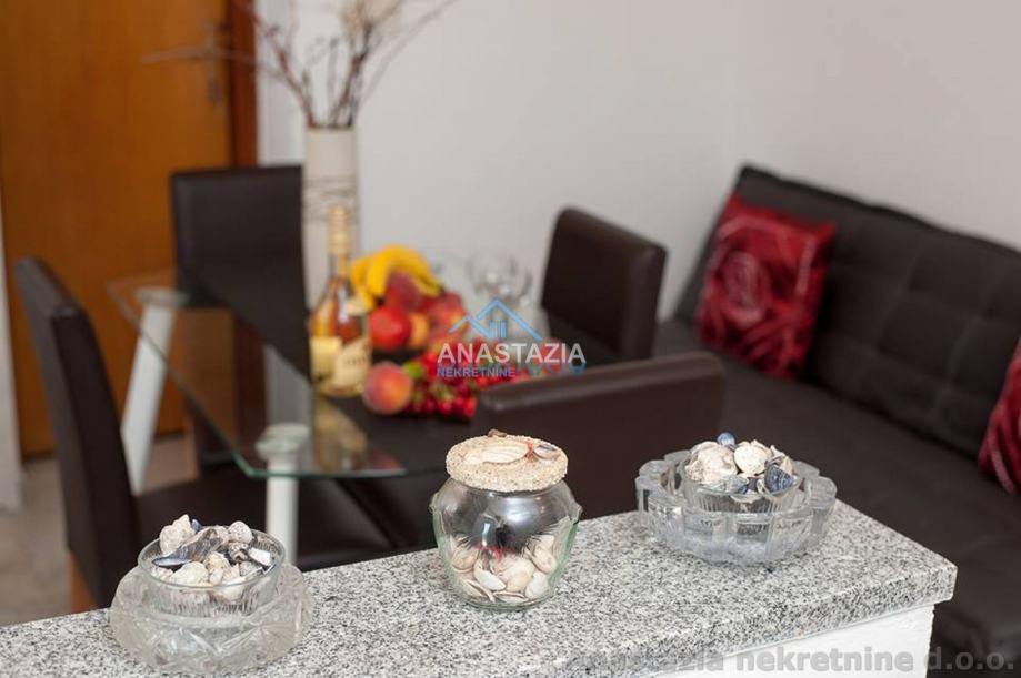 PODSTRANA (BLIZINA PLAŽE) DVOSOBAN NAMJEŠTEN STAN OD 20.09.-01.06 ...