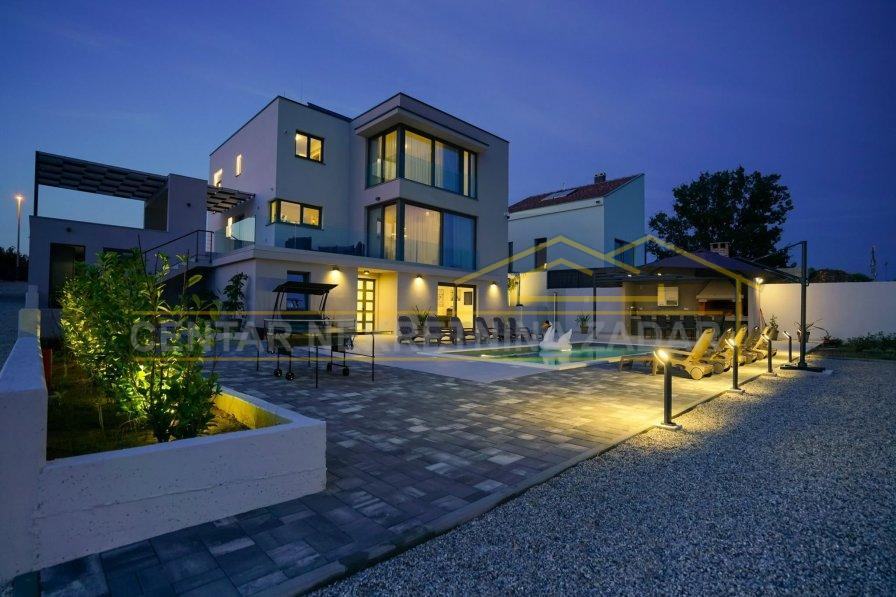 Poljica Brig, novoizgrađena villa s bazenom (prodaja)