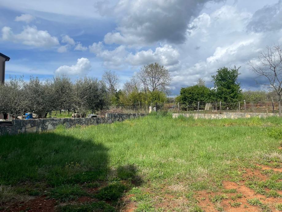 Poreč, Kaštelir, građevinsko zemljište 805 m² s pravomoćnom građevinsk