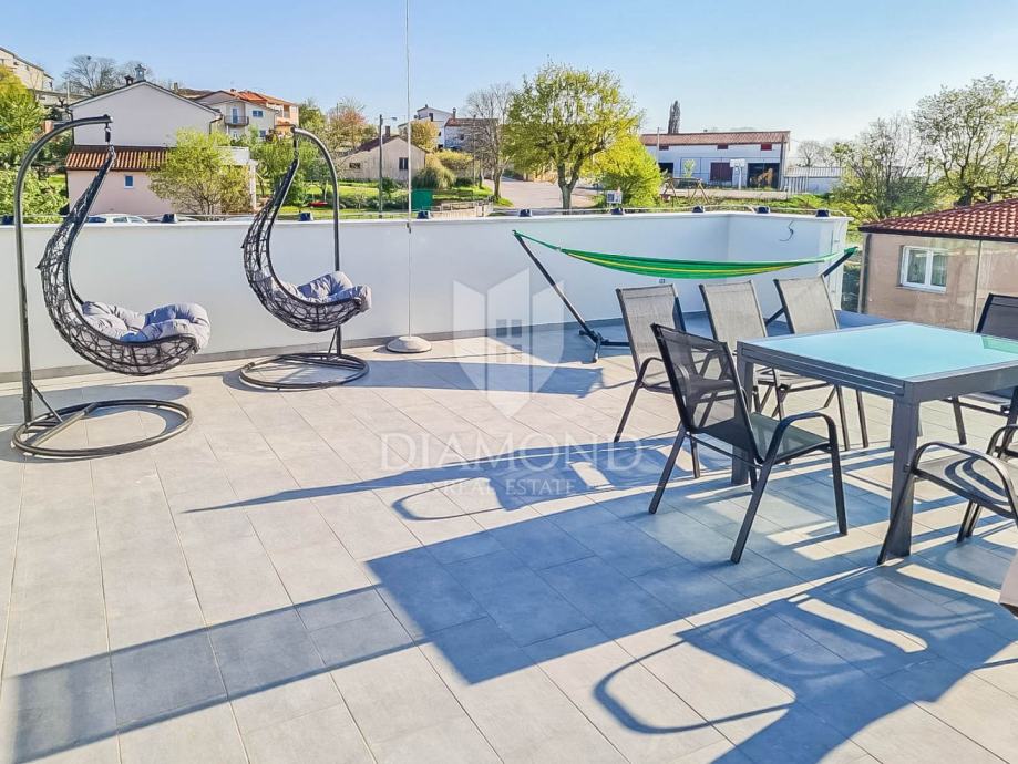 Poreč, stan na prvom katu sa krovnom terasom! (prodaja)