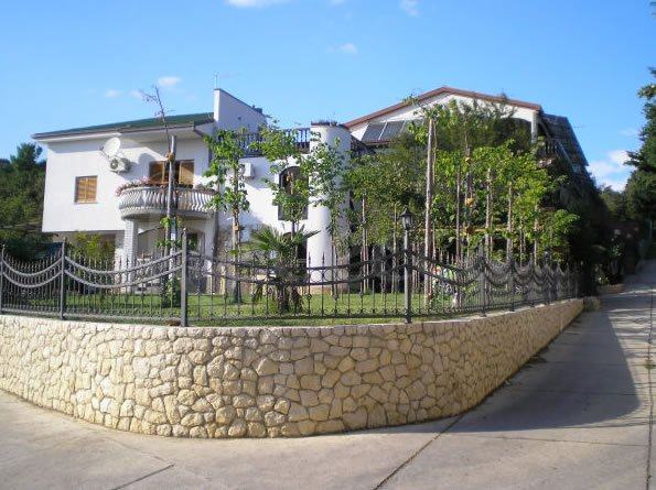 Posedarje, pansion sa 10 apartmana i bazenom, drugi red more!