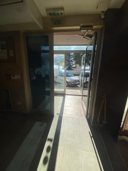 Poslovni prostor (250m2) s velikim skladištem - Frekventna lokacija ...