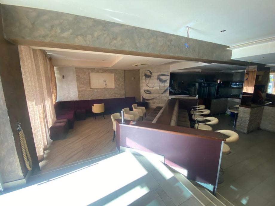 Poslovni prostor (250m2) s velikim skladištem - Frekventna lokacija ...