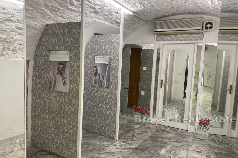 ***Poslovni prostor: Split, frekventna lokacija, 40 m2*** (iznajmljivanje)