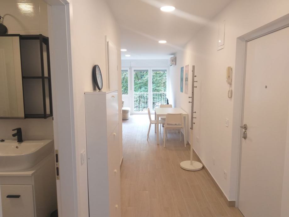 Potpuno renovirani stan s 2 spavaće sobe, 55 m2, Zapruđe. WC + kupaona ...