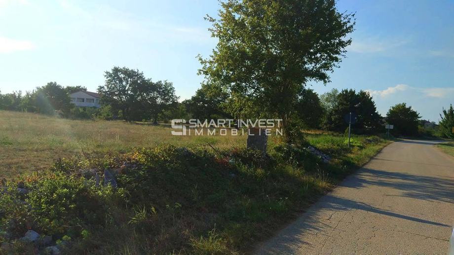 *POVOLJNO* Poljoprivredno zemljište od 2103 m2 na granici građevinskog
