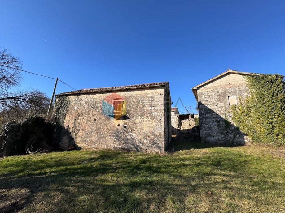 PREKASNO IMANJE SA DVIJE KAMENE KUĆE, DVA POMOĆNA OBJEKTA I PROSTRANOM ...