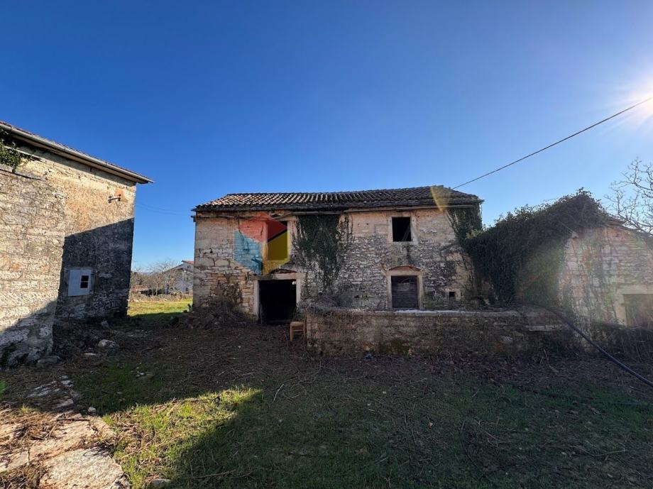 PREKASNO IMANJE SA DVIJE KAMENE KUĆE, DVA POMOĆNA OBJEKTA I PROSTRANOM ...