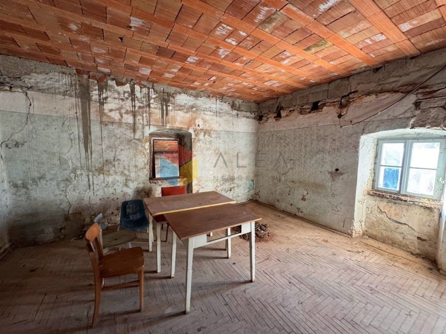 PREKASNO IMANJE SA DVIJE KAMENE KUĆE, DVA POMOĆNA OBJEKTA I PROSTRANOM ...