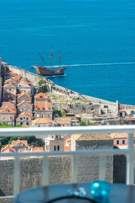 Prekrasan stan s apartmanskom jedinicom i pogledom na Stari grad/ DUBR ...