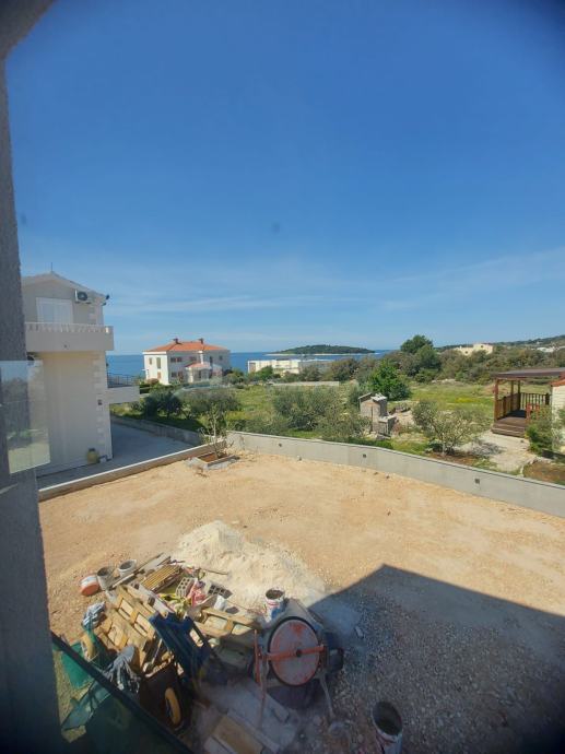 Prekrasan stan s pogledom na more na prvom katu, Rogoznica (prodaja)