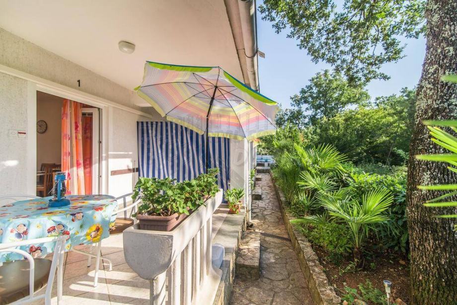 Prekrasna apartmanska samostojeća kuća u okolici mjesta Malinska (prodaja)
