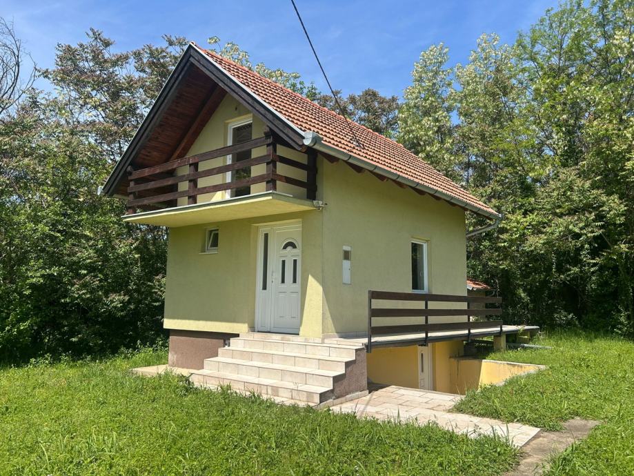 Prekrasna vikendica, 52,5m2+ 30m2 podrum, Aljmaš