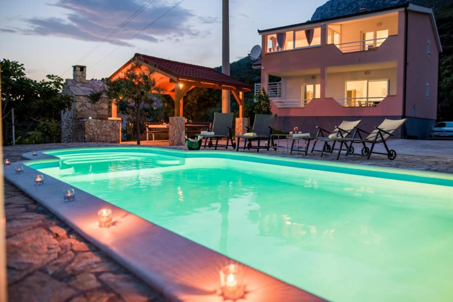 Prekrasna Vila sa bazenom (308m2) (prodaja)