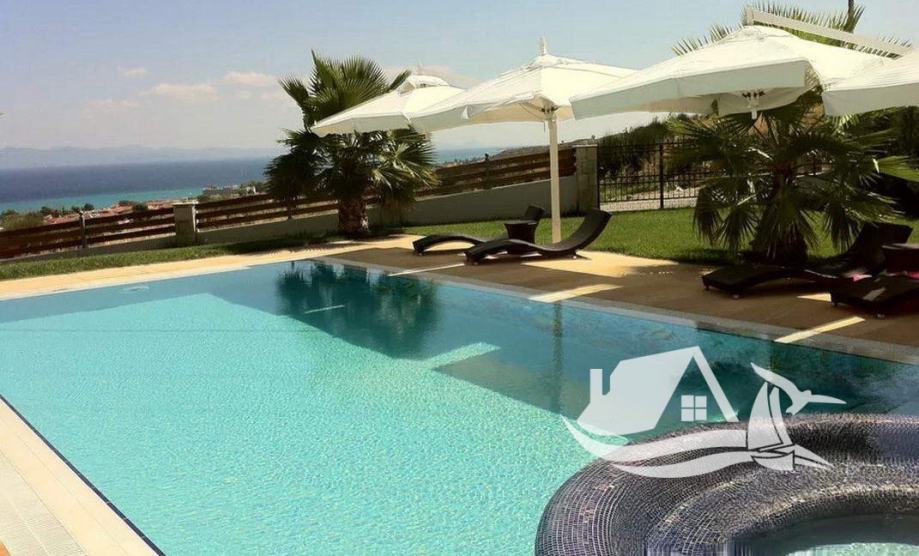 Prekrasna vila i privatni bazen s pogledom na more (prodaja)