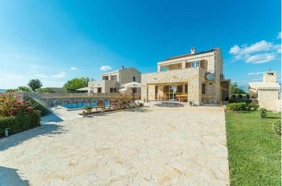 Privlaka, kamena vila s bazenom (prodaja)