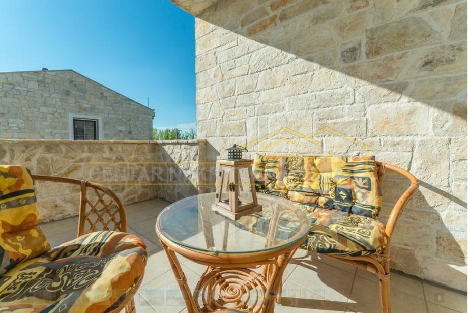 Privlaka, kamena vila s bazenom (prodaja)