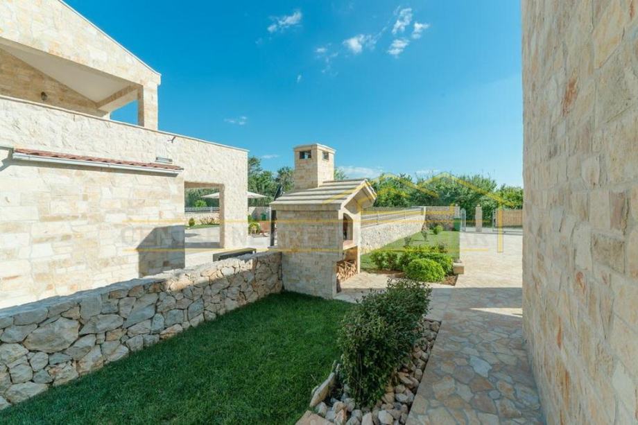 Privlaka, kamena vila s bazenom (prodaja)