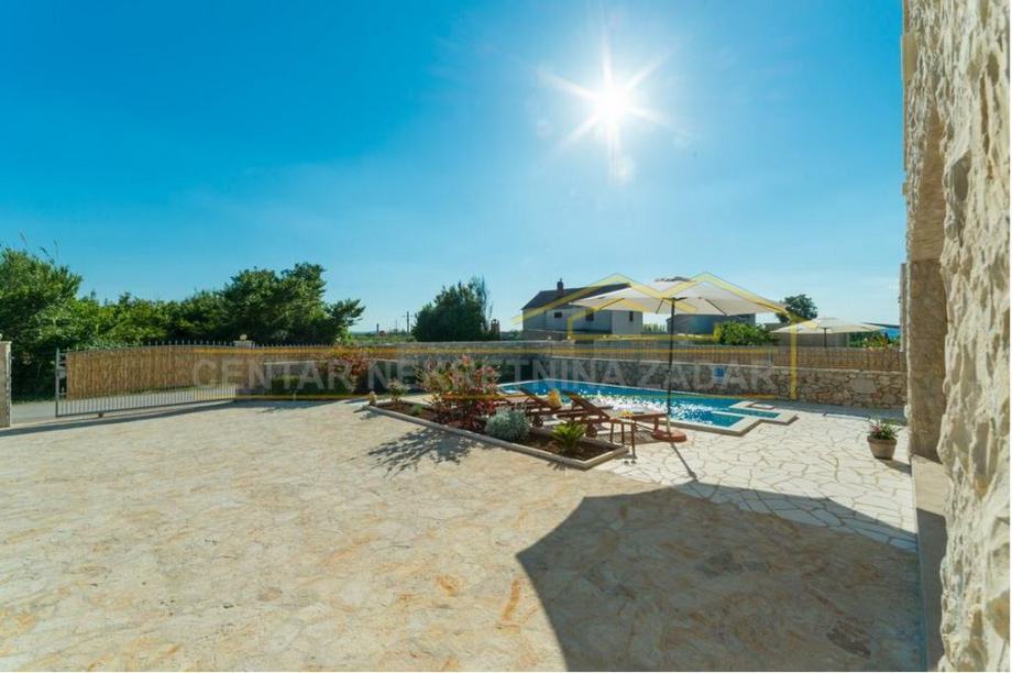 Privlaka, kamena vila s bazenom (prodaja)