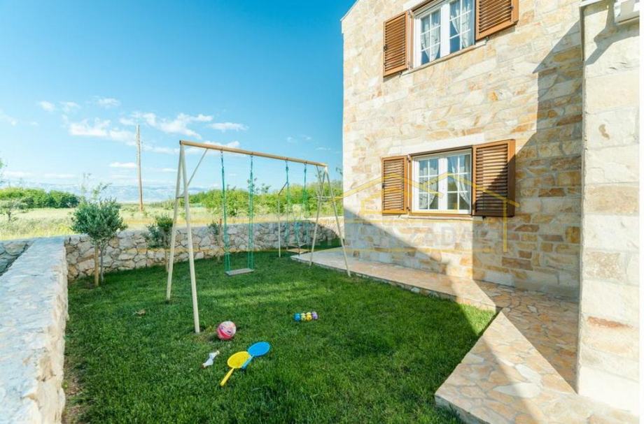 Privlaka, kamena vila s bazenom (prodaja)