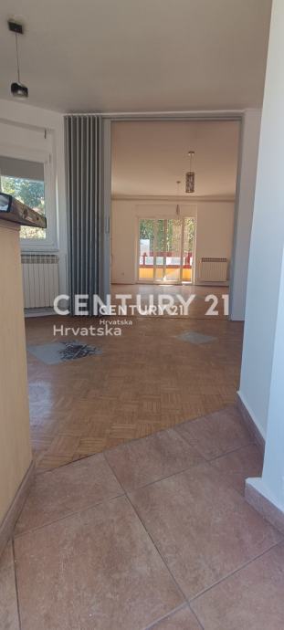 Stan Čakovec - prodaja - nasuprot Perivoja Zrinskih - pogled na dvorac ...