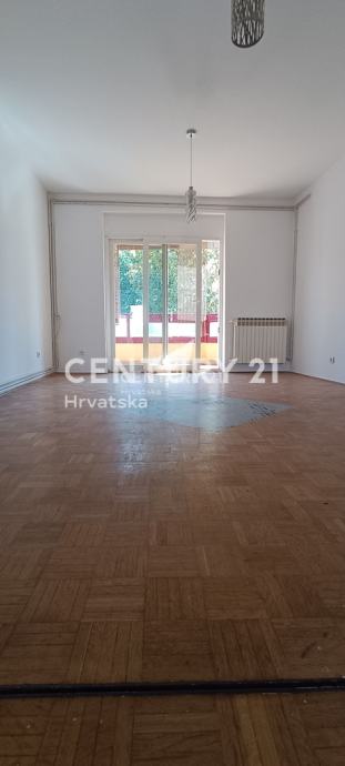 Stan Čakovec - prodaja - nasuprot Perivoja Zrinskih - pogled na dvorac ...