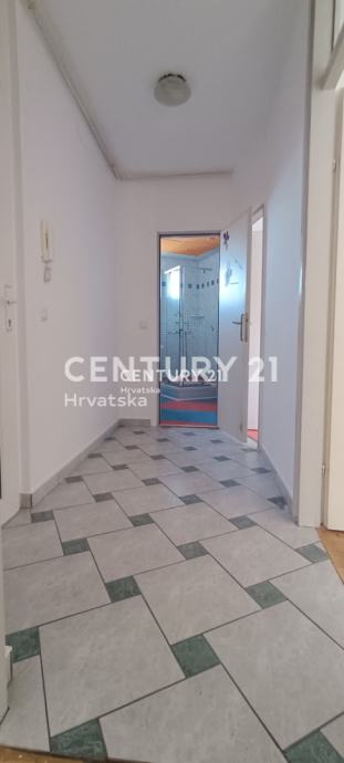 Stan Čakovec - prodaja - nasuprot Perivoja Zrinskih - pogled na dvorac ...